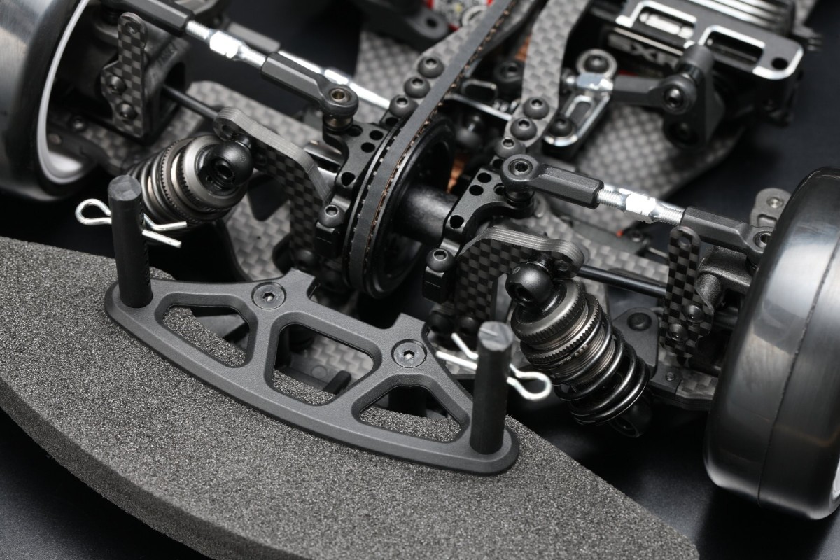 Automodello RC Auto da turismo da competizione con telaio in carbonio ...